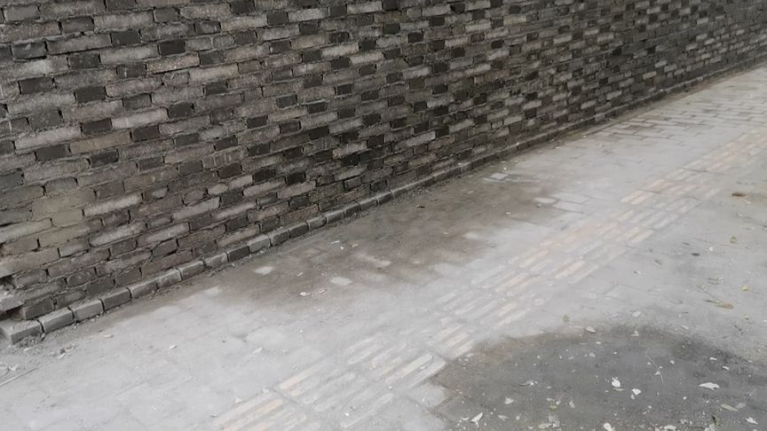 什么情况?门面房的门口又砌了一面墙,还是不带门的那种。