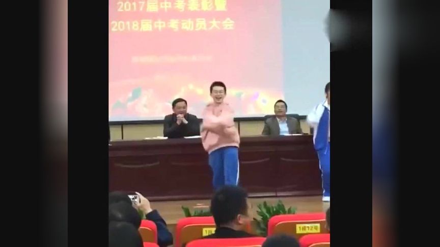 学校中考表彰大会,校长已经彻底记住这孩子了