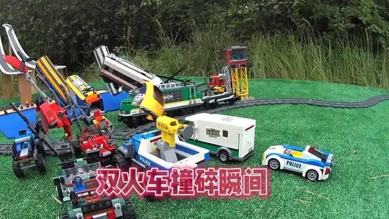 积木双火车撞碎瞬间慢动作