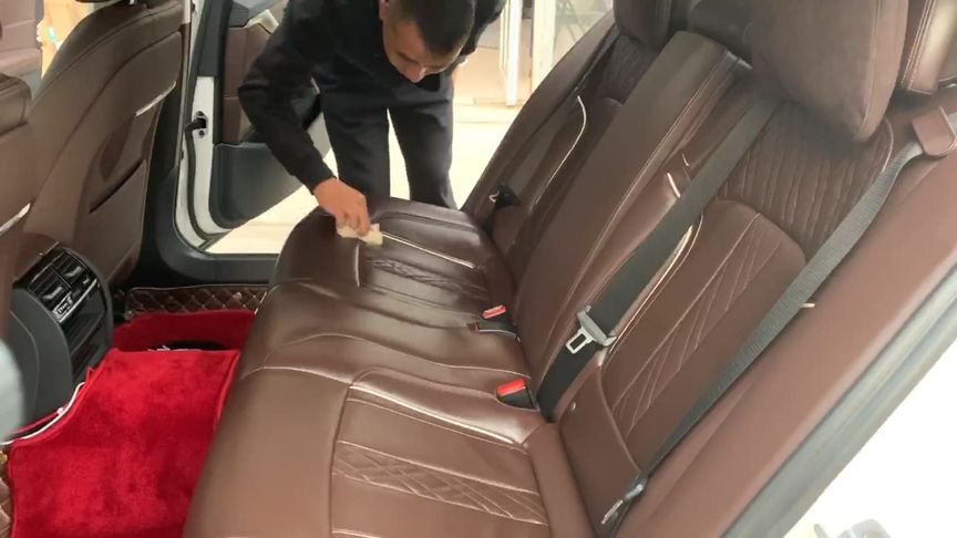 今天我们来做一下汽车真皮座椅的保养护理。