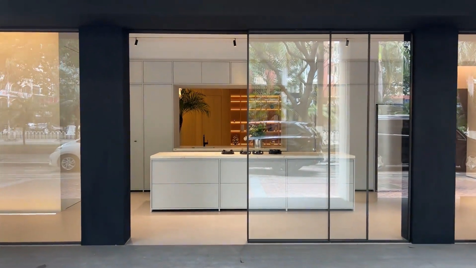 玻璃隔断&玻璃移门,通透白玻配合窄边框,协奏出轻盈而经典的空间...