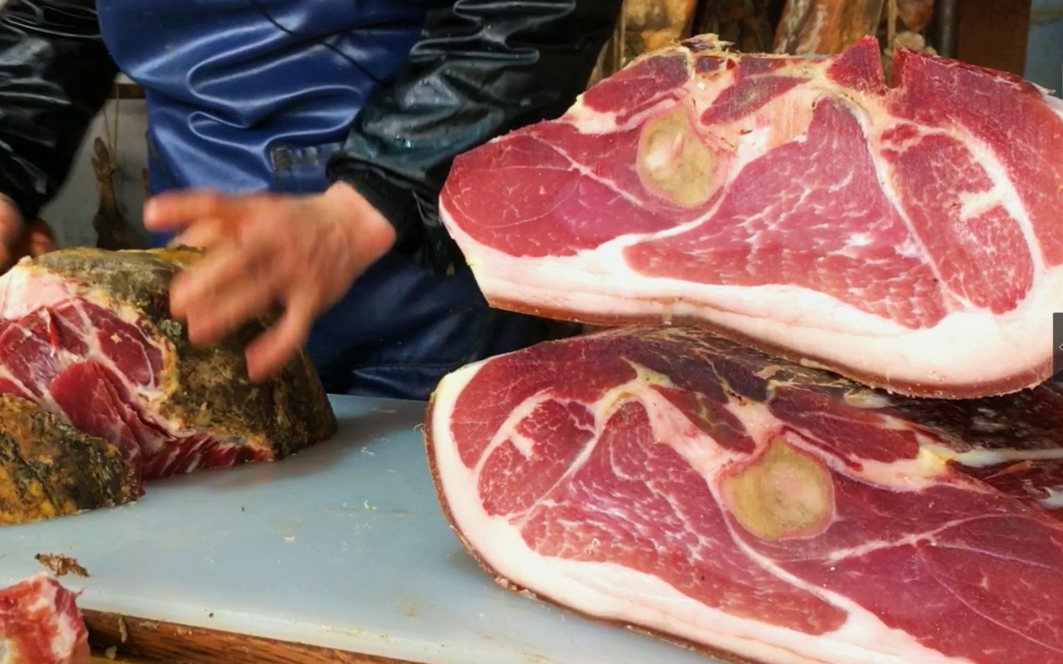 30斤重的老火腿,龙哥说活猪至少500斤以上,一年难见几条