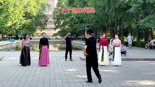 有指导,人少也能秀出精彩!请欣赏别开生面的走秀!