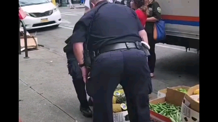 美国城管与老百姓鱼水相融,在极端天气到来之前,主动帮助摊主搬运摊...