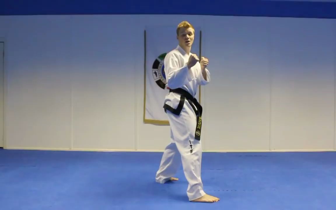 跆拳道360转身踢旋风踢教程