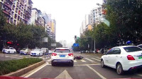 直行道电动车左转,刚好亮绿灯,就被起步的小车撞翻