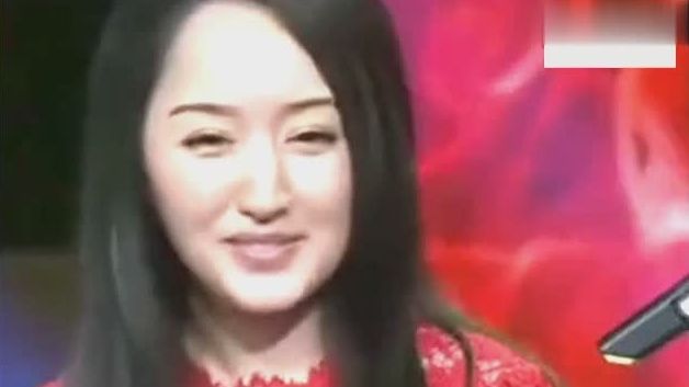 凤凰传奇翻唱杨钰莹的歌,都唱成什么风格了,台下观众表情复杂