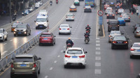 为什么电动车都走机动车道?别再骂他们了,这种情况谁能不走?