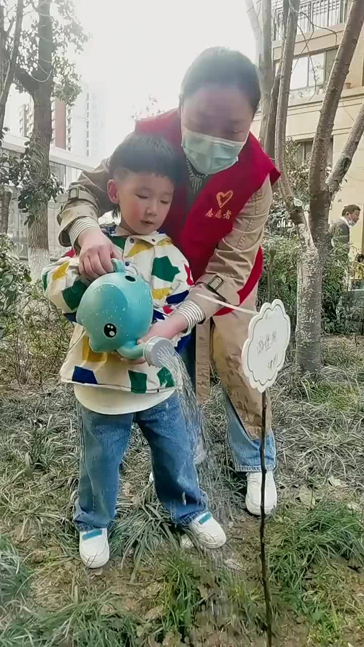 #健康快乐成长 #记录美好童年 我们一起去植树@抖音短视频