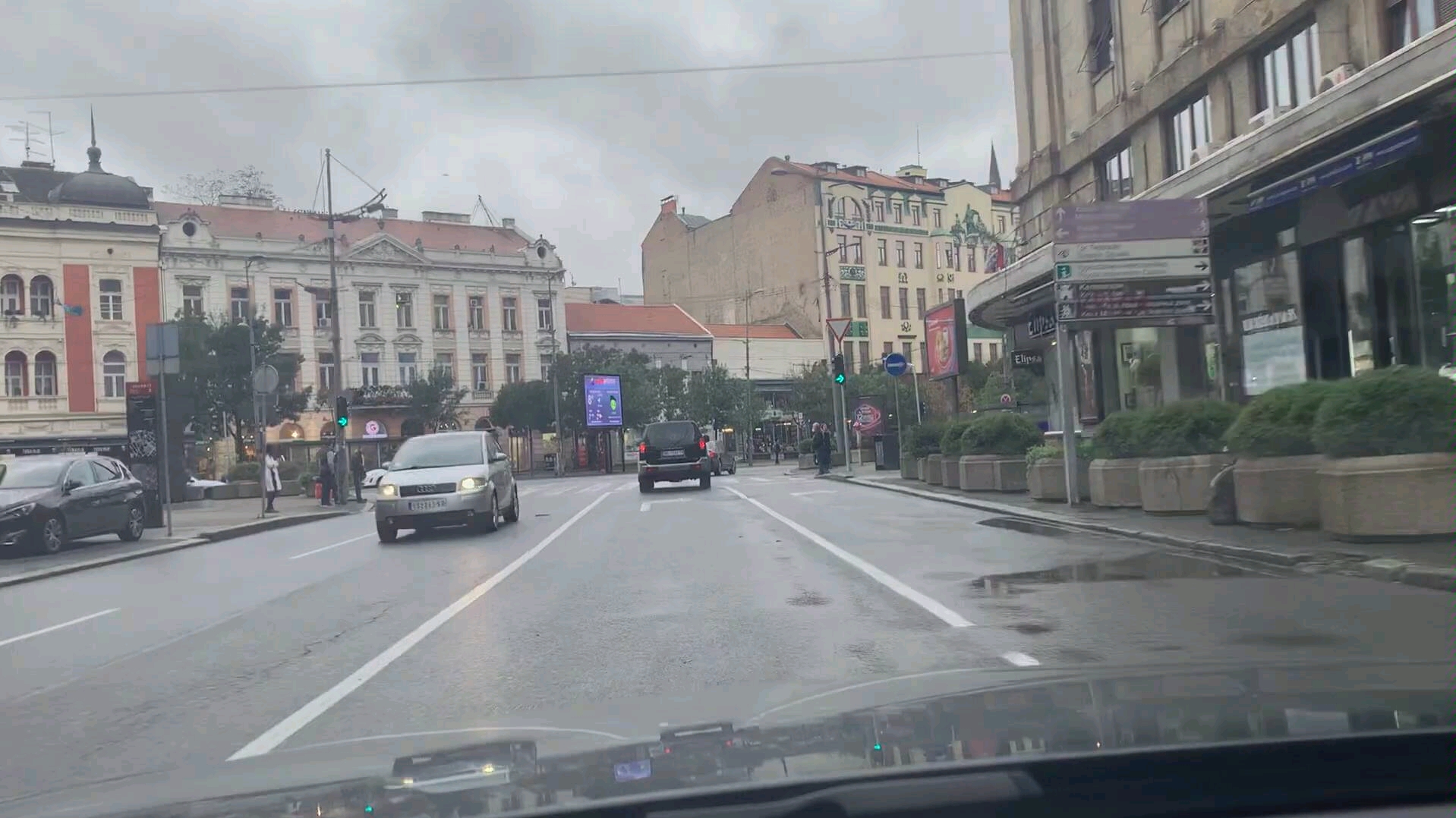 ...格莱德,雨天在市中心和新贝尔格莱德的潮湿街道上行驶 - 塞尔维亚街景