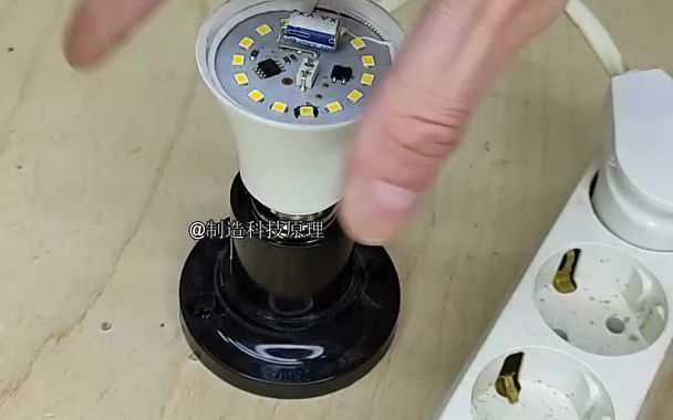 一定要记住这个技巧!如何轻松修理 LED 灯泡
