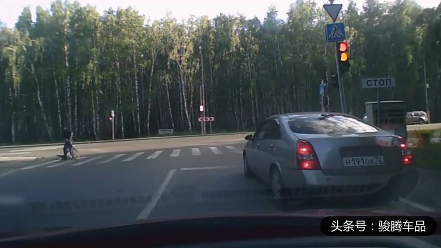 汽车交通事故意外发生的瞬间,提醒大家开车时一定要集中精力