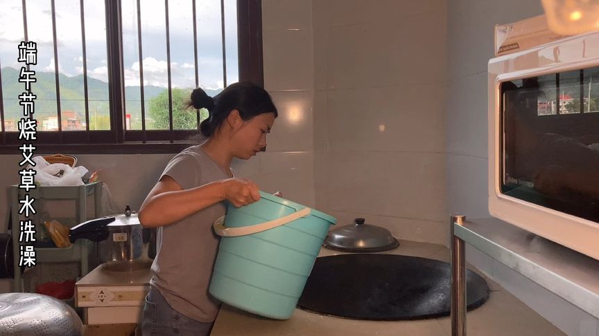 小时候不理解为啥端午节要用艾草水洗澡,现在也不理解却也照做了