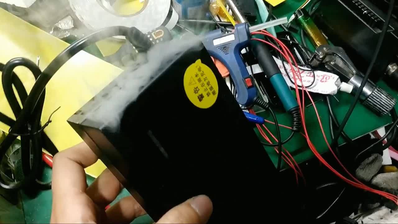 .电动车充电器一插上电就炸了,拆开一看原因.