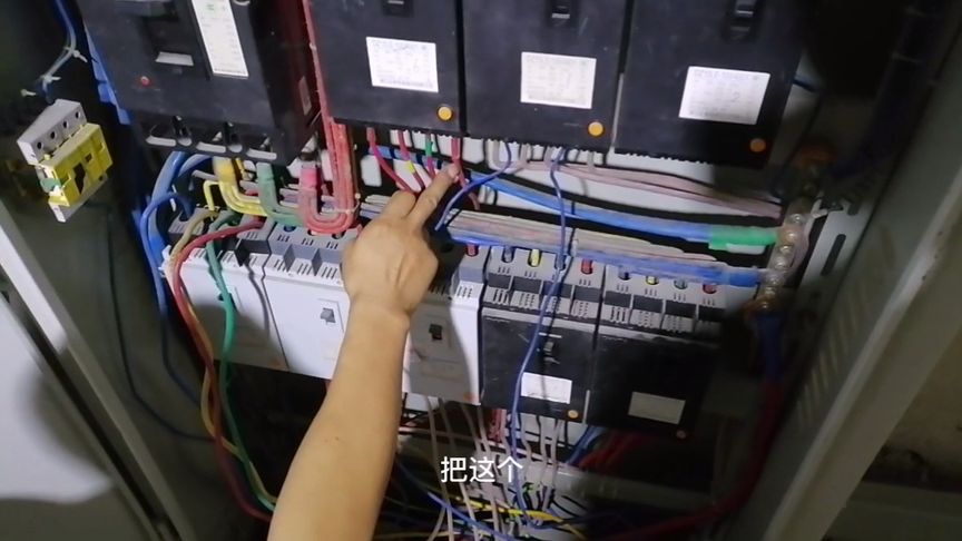 阿杜早上来上班结果却进不了门,电动卷帘门的缺点,就怕停电!