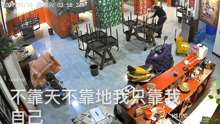 营业了一天赶紧用84液擦地消毒,给顾客一个安全舒适的环境就餐