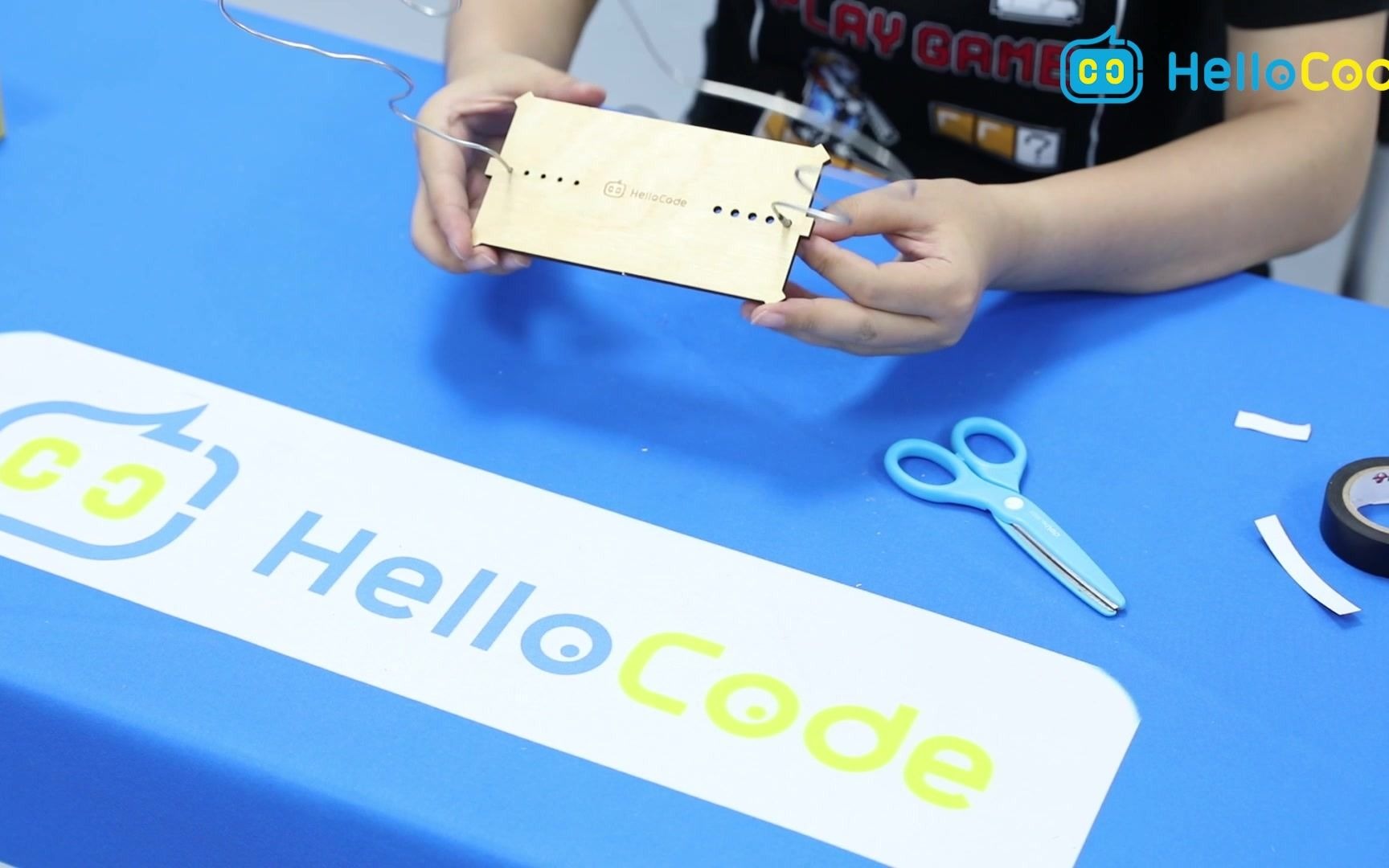 HelloCode青少儿学科编程-穿越导线