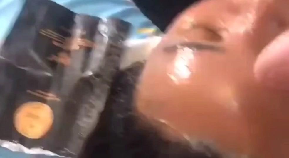 ...测试看我们黛汐面膜是不含任何荧光剂的。安全放心孕妇都可以使用...