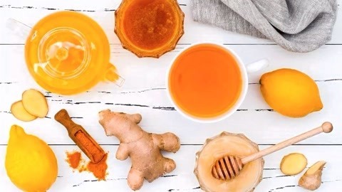冬季多用生姜柠檬一起泡水喝,祛湿排毒,大肚腩悄悄“.