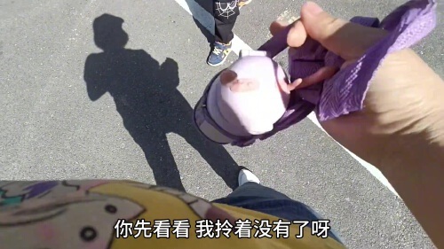 接儿子放学回来自己认真完成作业,还给妈妈讲起了故事真是长大了
