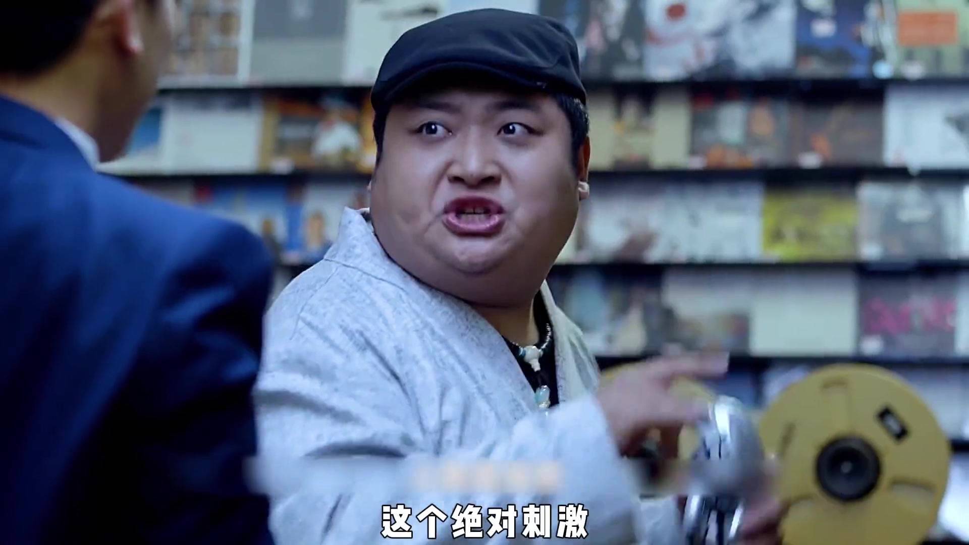 小伙体验VR眼镜,试过一次就深陷其中