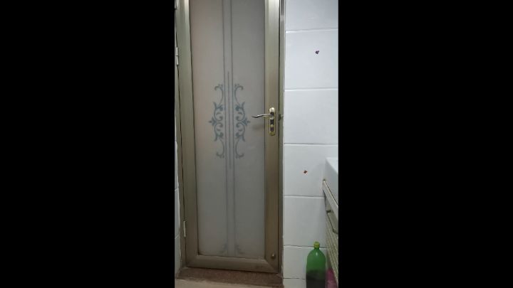 就离谱,现在的小朋友都这么学以致用了吗?学电影用发卡开门ߘ
