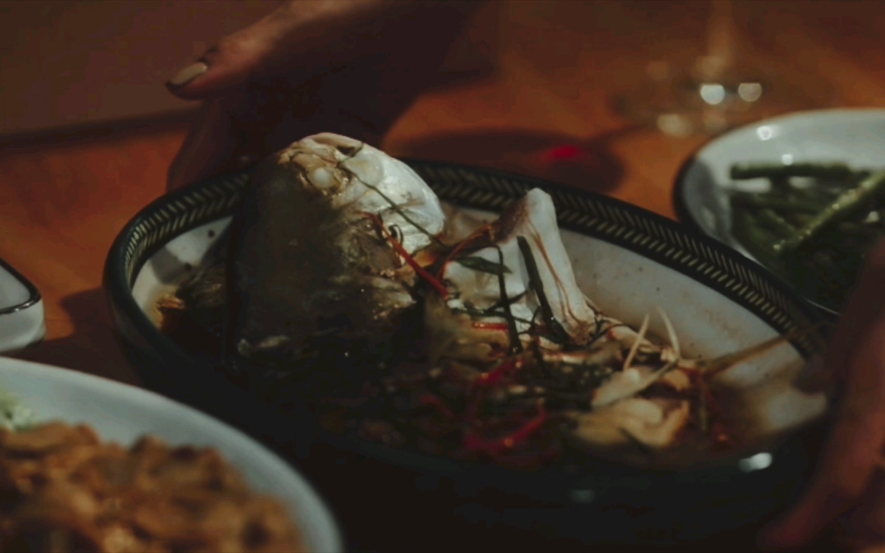 ...碎玻璃 削铅笔 月夜 江景 整理 行车记录仪 开车 拿照片 警局 画画 纸笔...