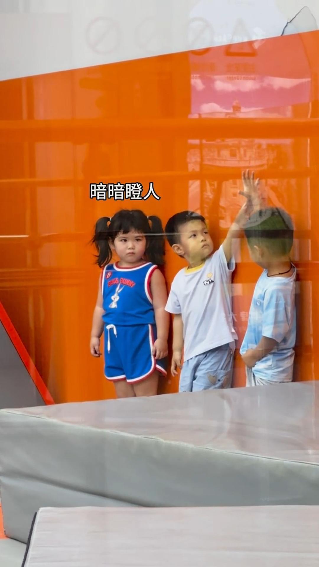 女生生气时的统一表现,小孩姐:就知道玩,赶紧来哄我!