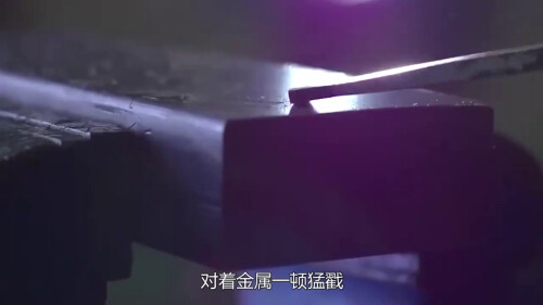什么是人工刮研工艺?给工件轨道进行打磨,200年没有机器能代替