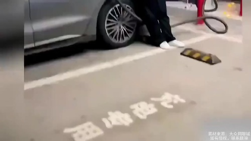 车主提前将充电桩藏在自己的车窗内等优惠时间再充电!