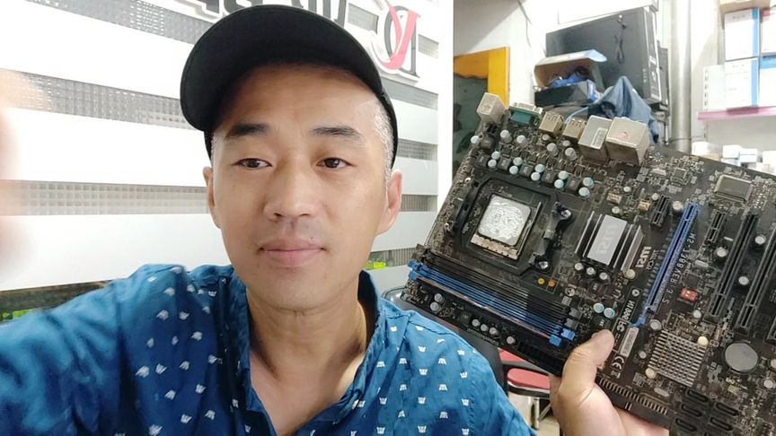 电脑主板的内存卡槽为什么同时插四根内存电脑启动不了。