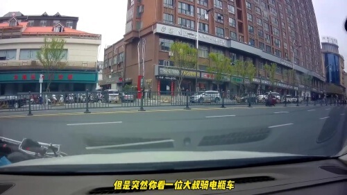 出门遇到一位大叔骑电瓶车逆行,小伙来不及反应,结果撞上了