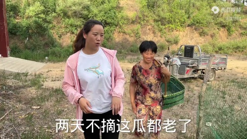 硕硕去看叔叔,叔叔高兴的给孩子拿各种好吃哩,满满的亲情好温馨