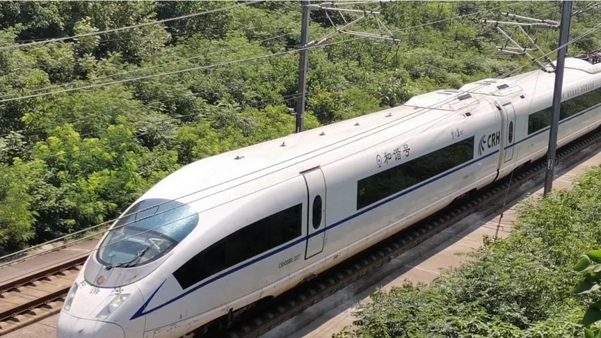 京沪高铁:上海虹桥开往武汉的G676次列车进镇江南站!