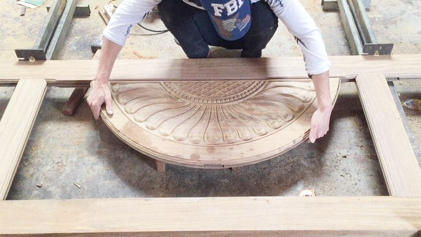 木工小伙制作和安装木门,真是快捷又省心,还是很划算