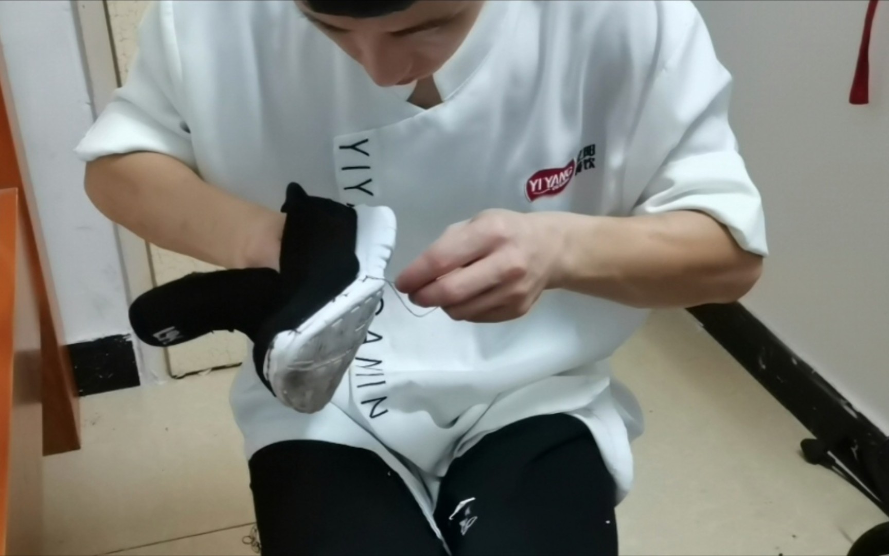 鞋底穿掉了花10元买针自己在家补鞋,半个小时终于缝补好了