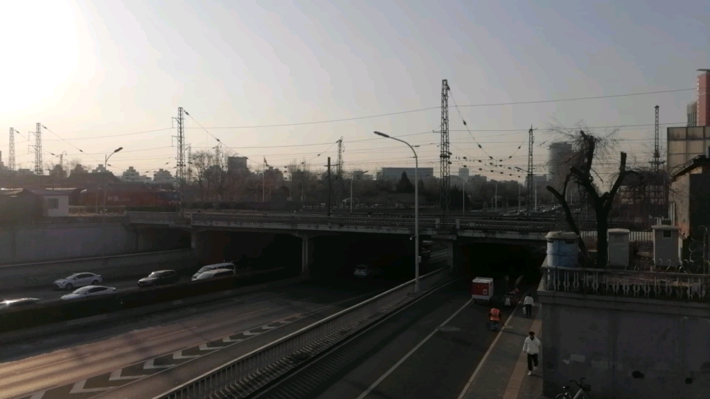 某快速列车会车Z22次列车