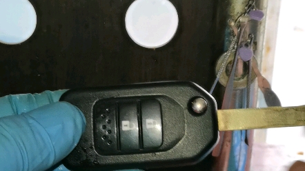 本田飞度钥匙电池跟换