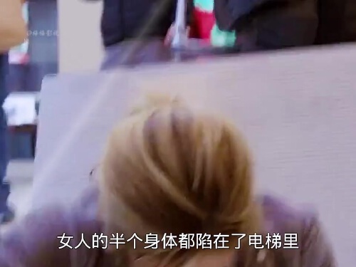 商场电梯发生事故,女人的双腿差点被切