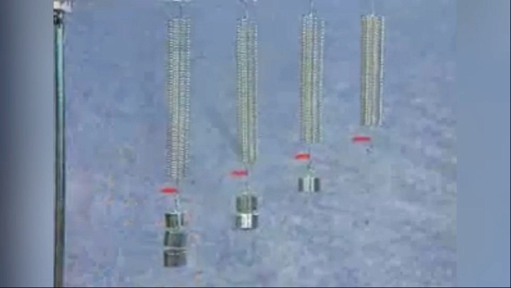 ...哦,弹簧被手拉伸时产生的弹力作用点在哪,你知道吗!知道的评论区回复!