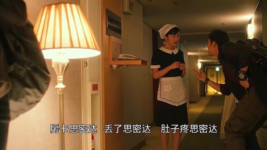 小伙去酒店忘带房卡,不料他竟用这种方法开门,尴尬的演技太逗了