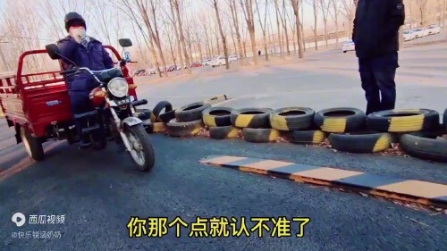 京都府驾校杜师傅详细讲解,三轮摩托车科目二过单边桥技巧,真好