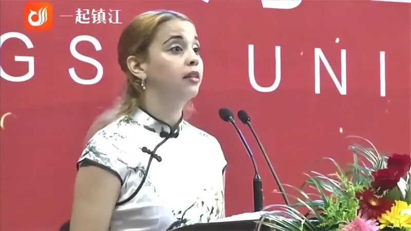 江苏大学毕业典礼,美女留学生,诗意般的演讲,引来尖叫声