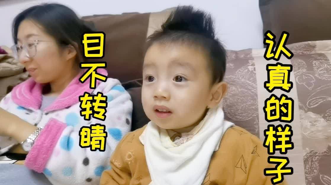 1岁宝宝第一次看动画片,这小眼神目不转睛,连说话都顾不上了