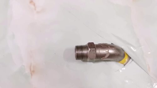 水管螺纹紧紧贴着瓷砖,生料带没法缠怎么办?教你一招,轻松缠紧