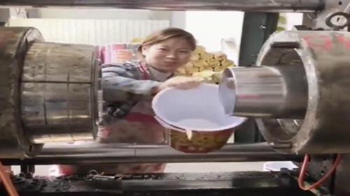 看完这一幕才知道,生活中用的垃圾桶,是这样制作出来的!