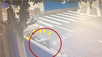 电动车逆向行驶与另一辆电动车相撞