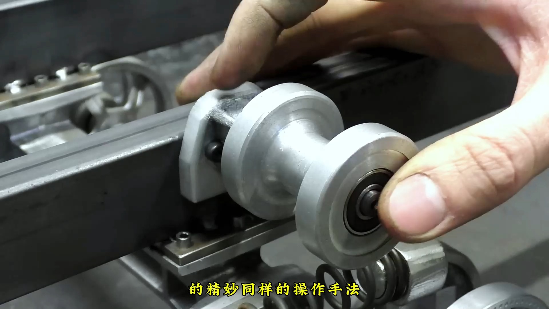 翻砂倒模打造所有配件,自制高逼格履带车,制作过程堪称一绝