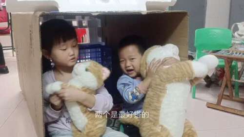 纸箱变身梦幻城堡!姐弟与猫娃娃的治愈秘密基地大公开
