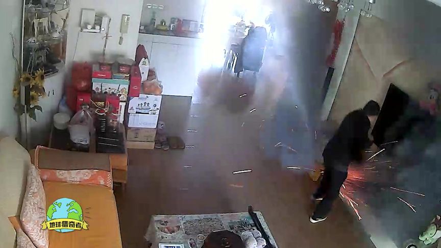 电瓶车电池在家充电突然爆炸,燃烧速度惊人!